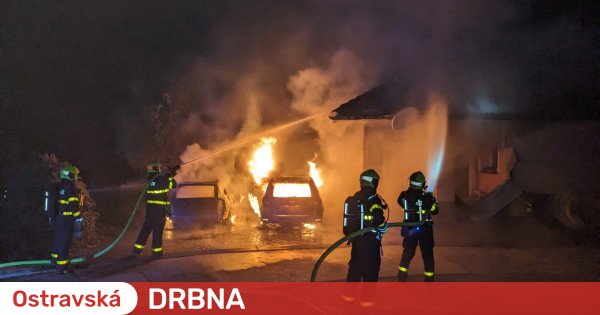 Rodinný dům na Karvinsku dnes v noci zachvátily plameny, uvnitř spala rodina. Vznikla ...