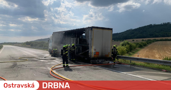 Požár kamionu na Novojičínsku v pondělí na čtyři hodiny zastavil dopravu na D1 ve směru na Prahu