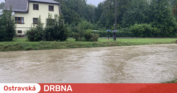 Porubka se vylila. Lidé z několika ulic v Ostravě-Porubě opouštějí své ...