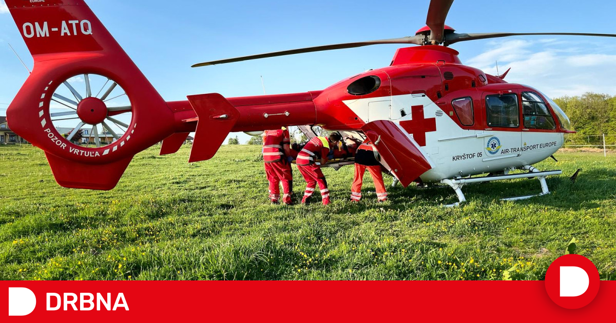 Senior havaroval na kole. Zachránit se ho snažili traktoristé, kteří jeli okolo