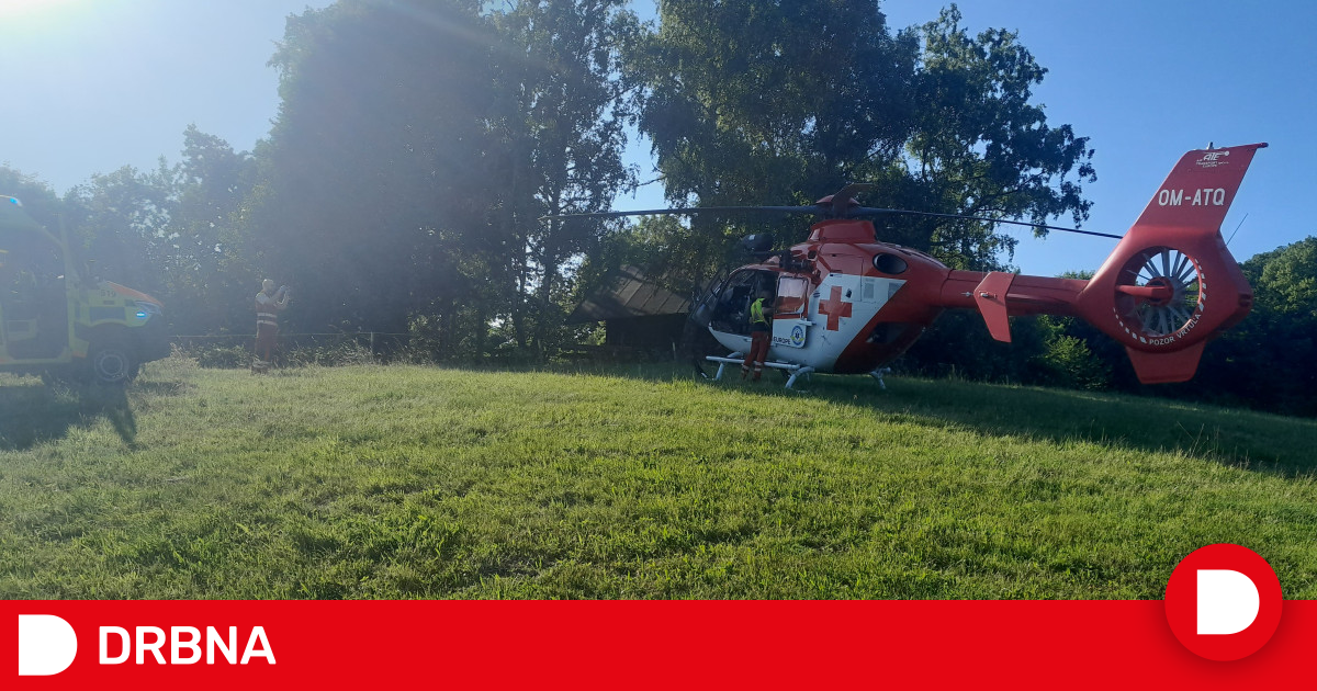 Na Novojičínsku se převrátil traktor. Pro zraněného muže letěl vrtulník