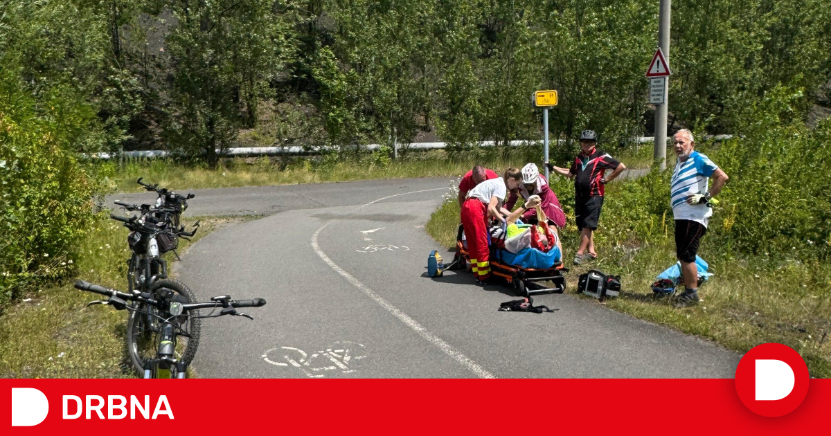 Záchranáři nemohli projet. Se vším vybavením šli ke zraněnému kilometr ...