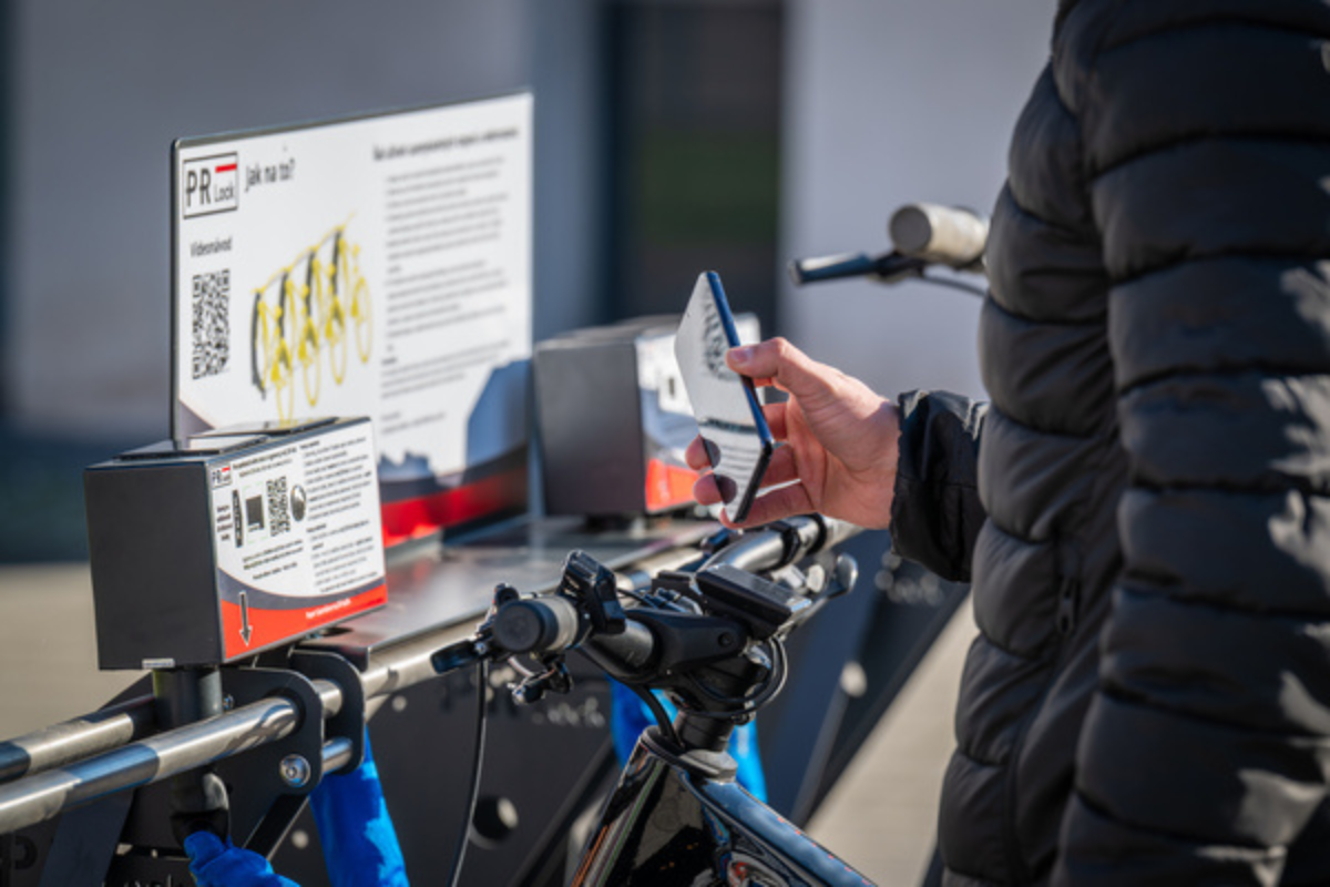 Karviná jako první v Česku zavedla stojan na kola, který funguje pomocí ...