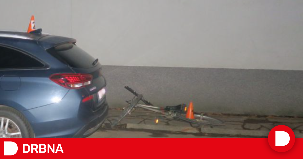 Opilý cyklista narazil do auta, motorkář sletěl do příkopu. Oba ...