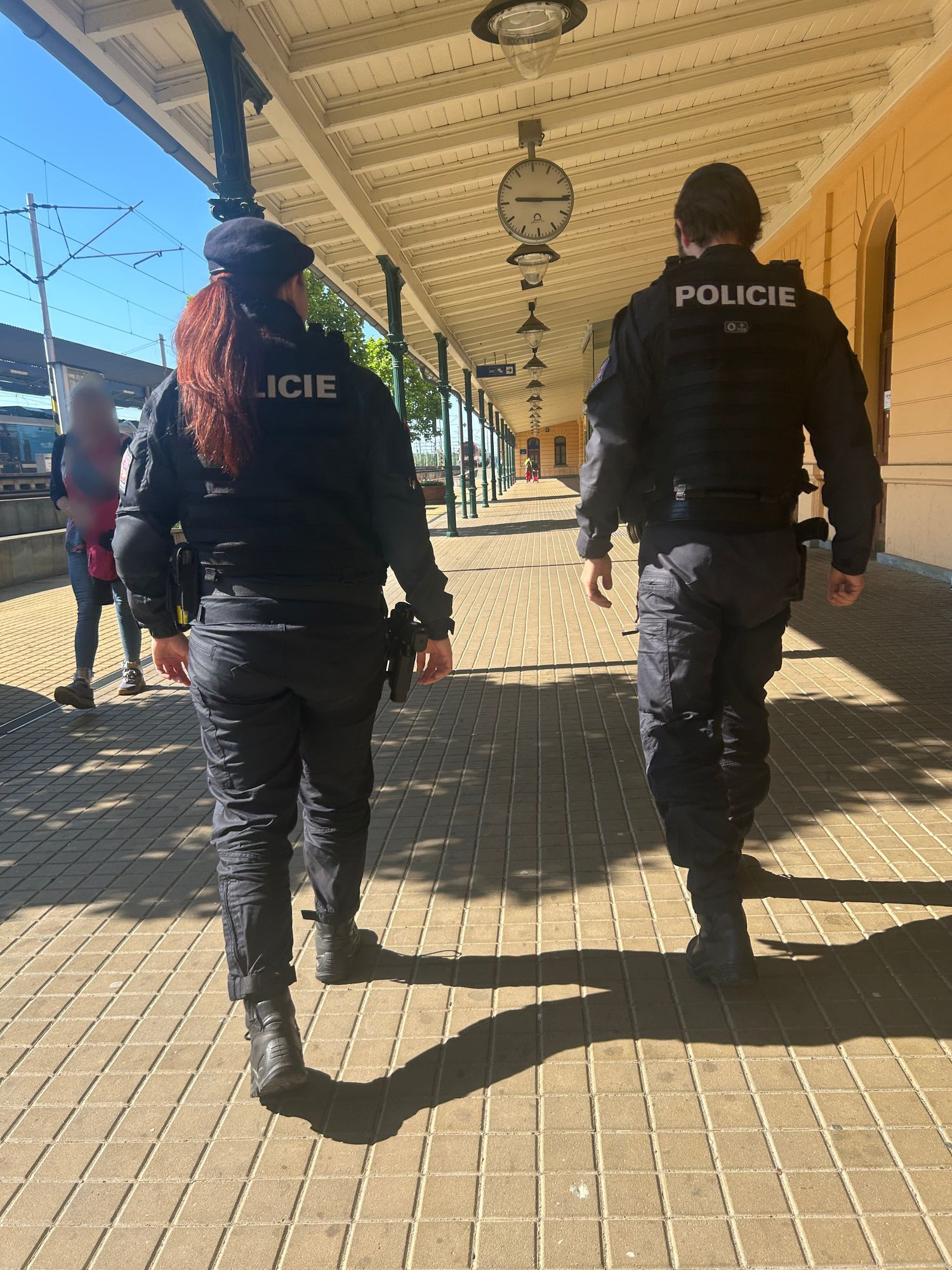 Dva nezletilí se vezli na spřáhle vlaku. Policie varuje před ...