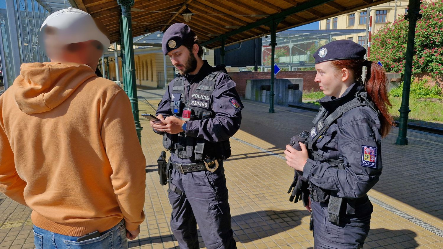 Stovky přestupků v kolejišti. Lidé stále riskují životy, upozorňuje policie